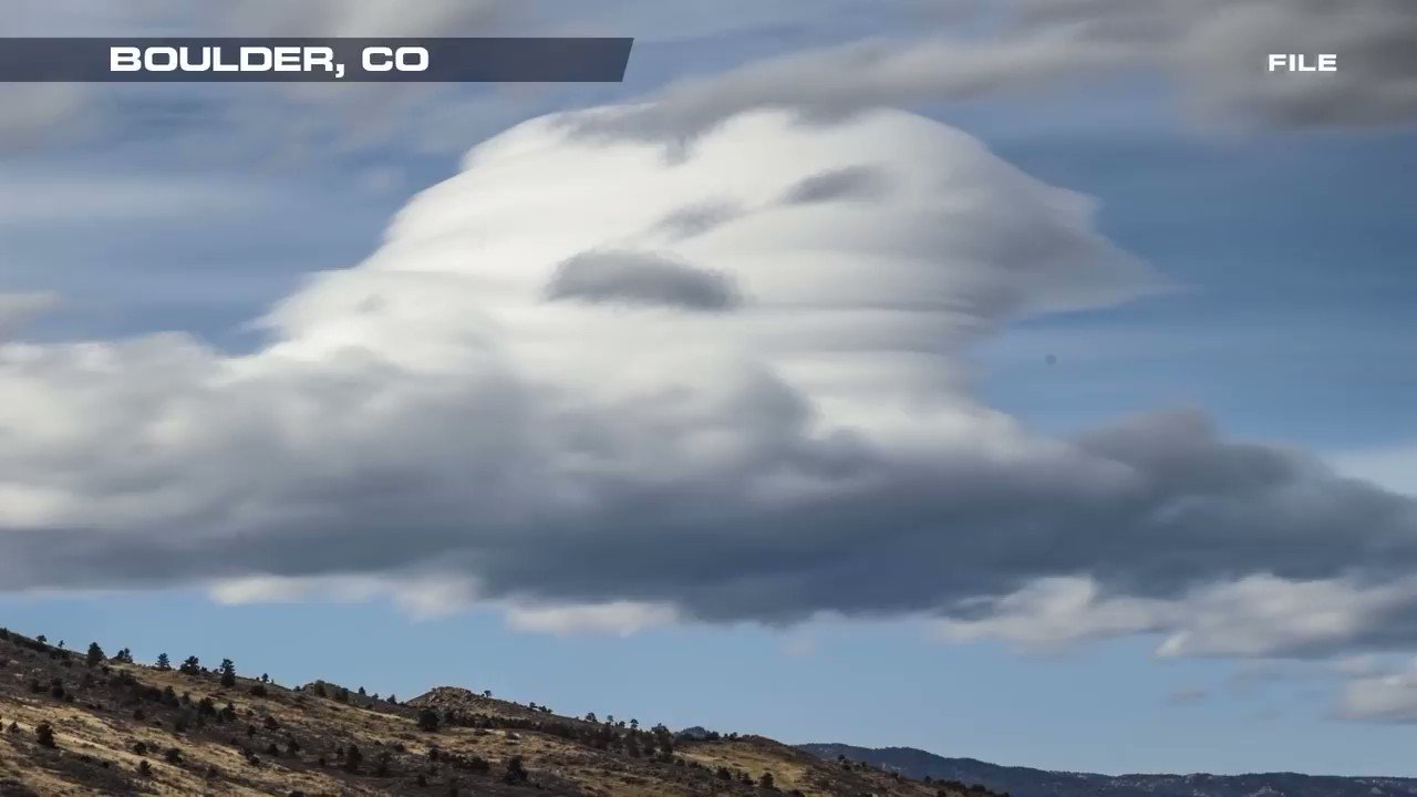 Lenticular clouds look like UFOs / Twitter Lenticular clouds look like UFOs / Twitter