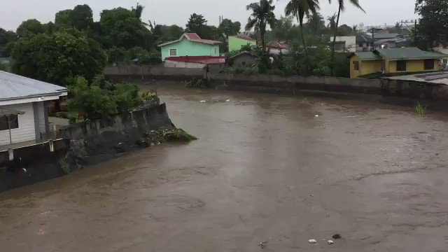 Dahil sa walang tigil na pag-ulan, umapaw ang Ilang Ilang River sa ... Dahil sa walang tigil na pag-ulan, umapaw ang Ilang Ilang River sa ...
