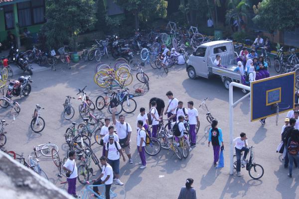 Let's Go Green: Kepala Sekolah SMPN 12 Bekasi