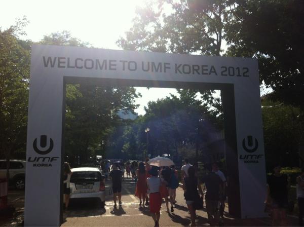 [UMF KOREA 2012] 서울 도심에서 이런 축제가 열리다니! 울트라 뮤직 페스티벌 현장의 열기가 뜨겁습니다. 올림픽 경기장의 모든 공간을 활용하는 큰 규모의 ...