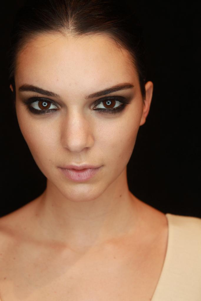 How to get Kendall Jenner's STUNNING smoky eye: | ELLE Magazine (US ...