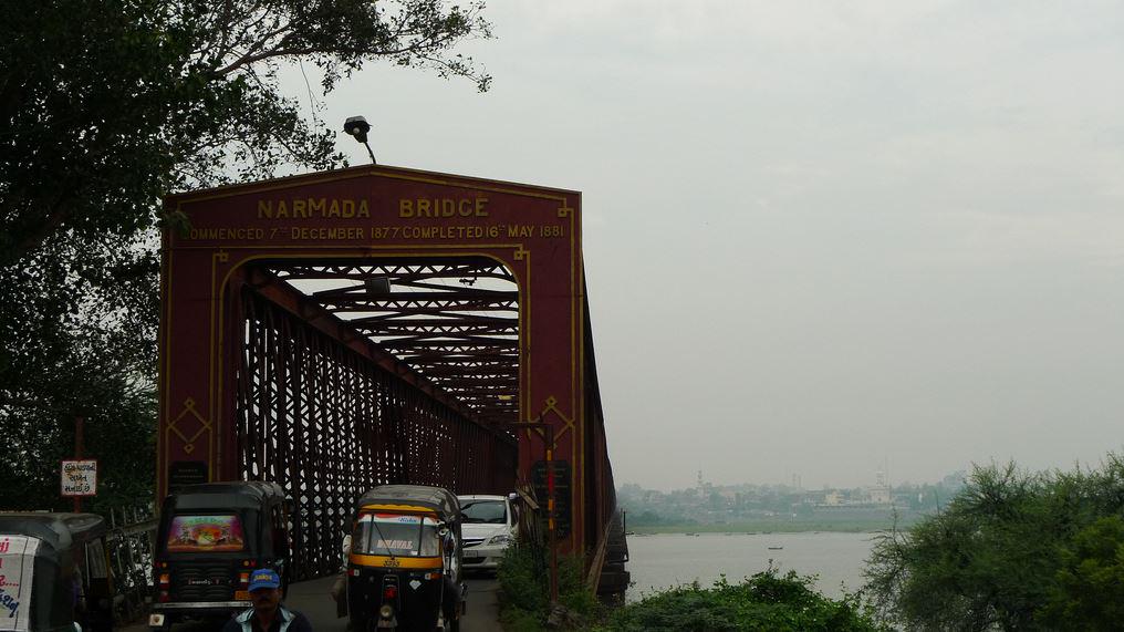 Bharuch Golden bridge declared one-way for a week | DeshGujarat