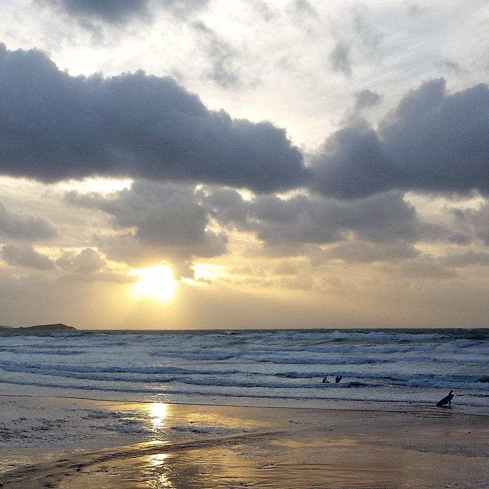 sara cox💙 on Twitter: "“@WatergateBay: RT @BeachRetreats: Sunset #surfing in Watergate Bay ...