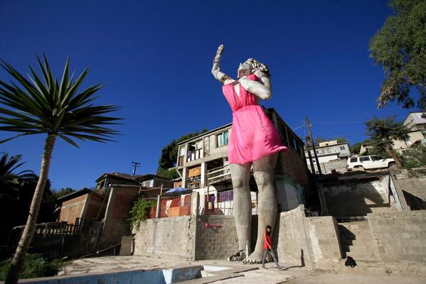 En #tijuana, la escultura denominada "la mona" vestida de color rosa ...