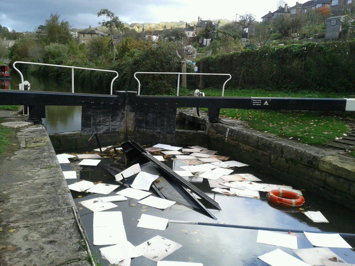 Canal boat freed from Bath lock - ITV News
