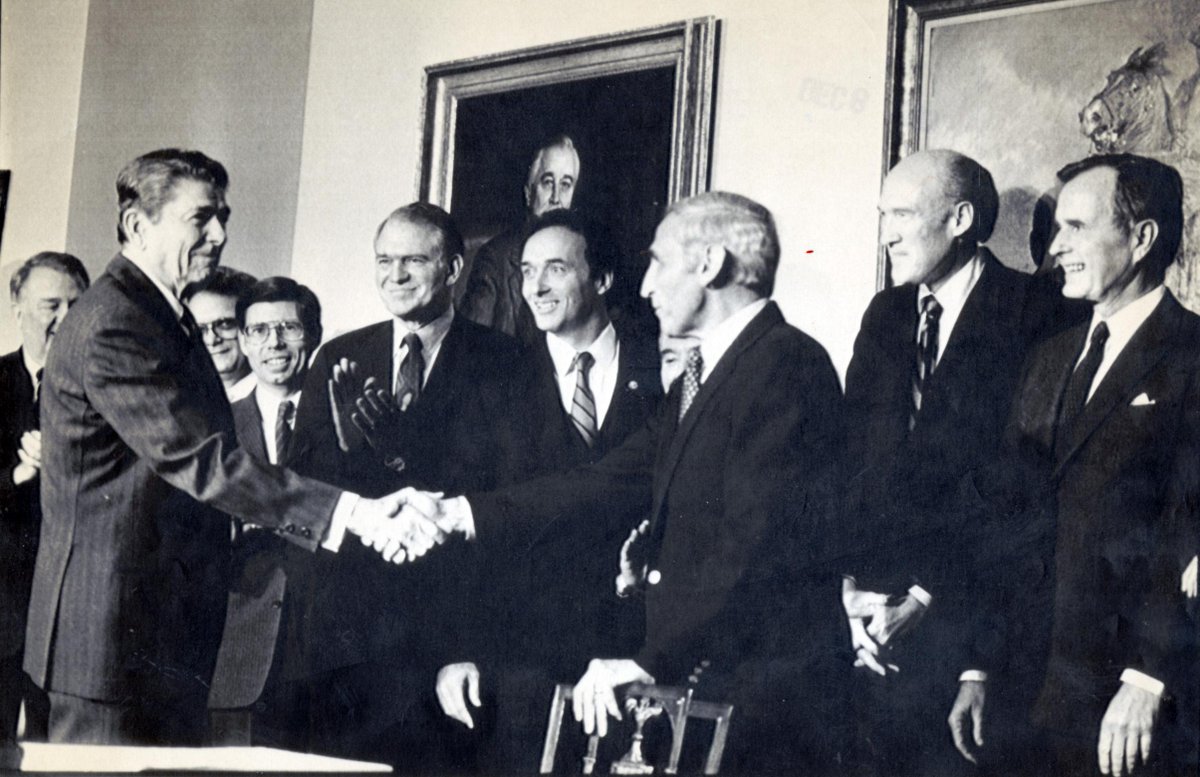 President Reagan congratulates Rep. Mazzoli after signing 1986 ...