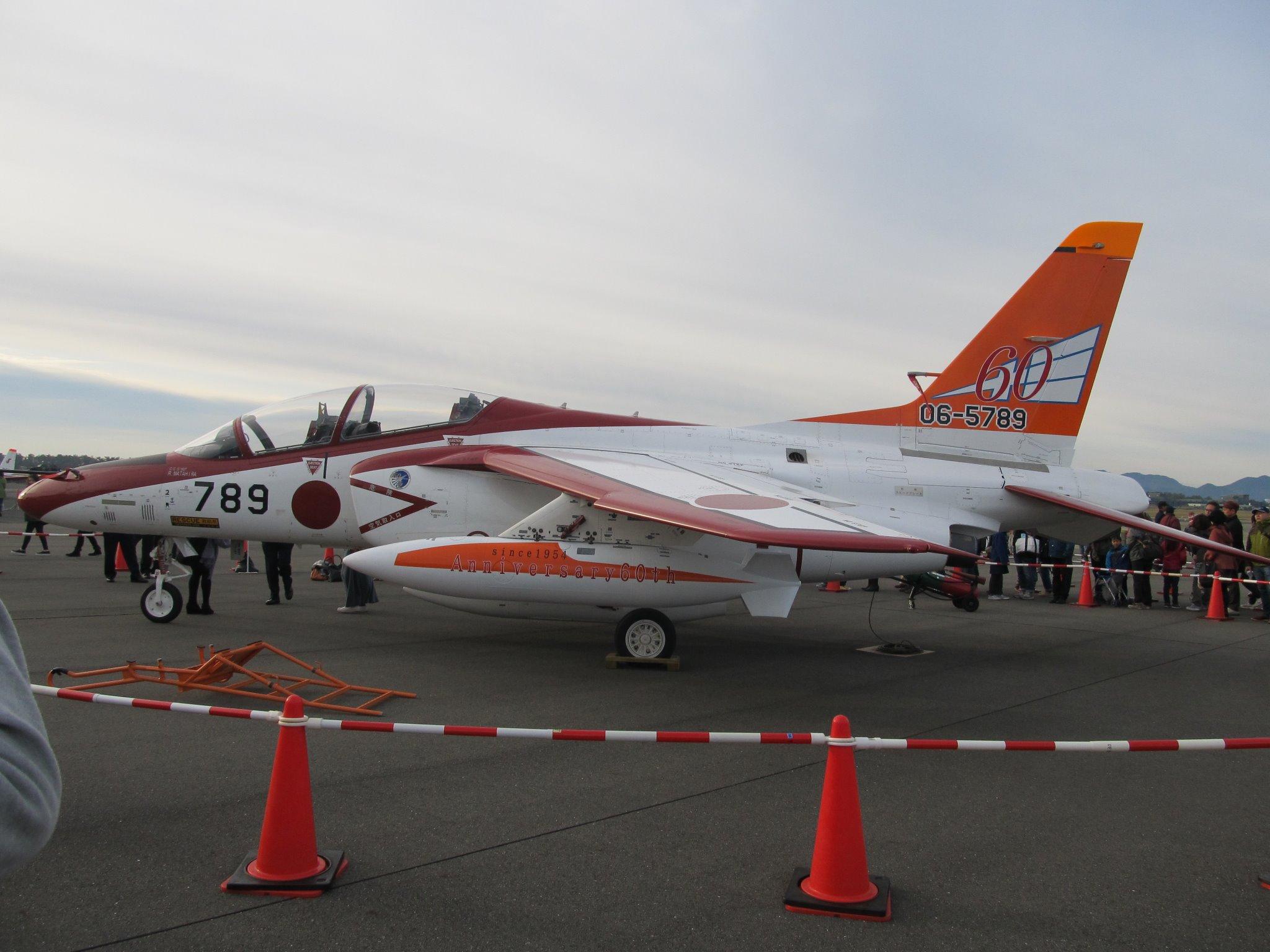 Kame on Twitter: "芦屋基地航空祭2014 地上展示機（航空自衛隊1）防府北基地12飛行教育団T7 芦屋基地13飛行教育団T4レッドドルフィンT4記念塗装 ノーマルT4 春日 ...