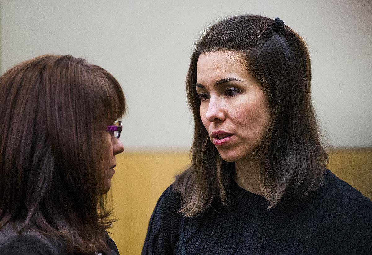 Jennifer Willmott: #JodiArias looks at her attorney, Jennifer Willmott ...