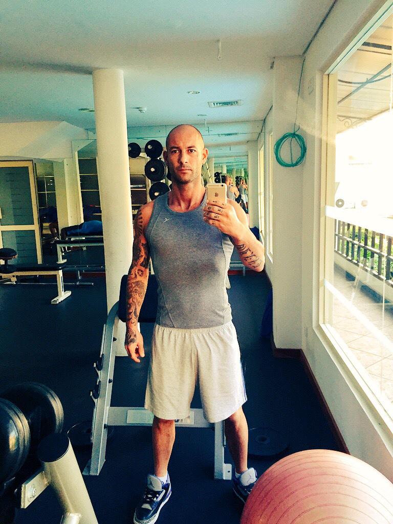 TW Pornstars - Mike Angelo. Twitter. 08h30....Aucune idée de pourquoi ...