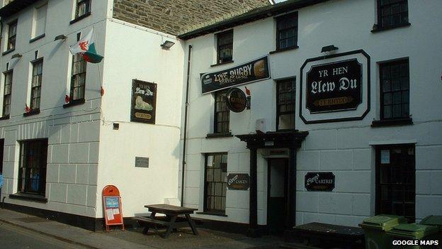 Mansel Beechey, sydd wedi bod yn rhedeg y Llew Du yn Aberystwyth, yn ...
