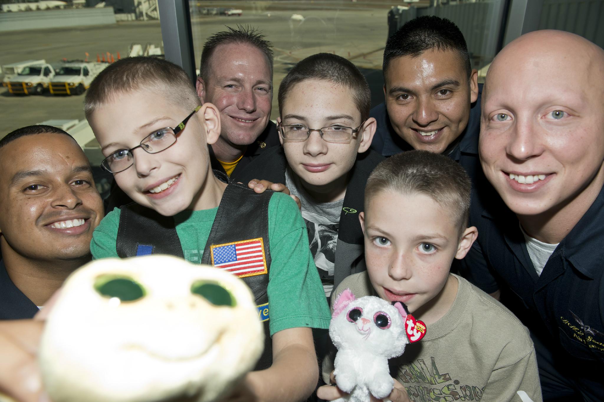 Blue Angels on Twitter: "The #BlueAngels were on a #SelfieWithASailor ...