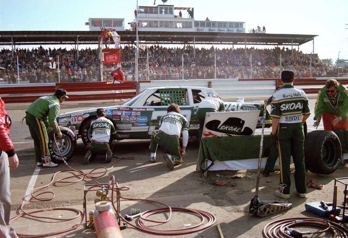 Harry Gant pits during the Wrangler Jeans Indigo 400 at Richmond ...
