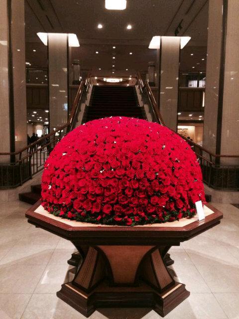 RT TokyoFashion : RT mattorneyus: Beautiful display of 1000 red roses ...