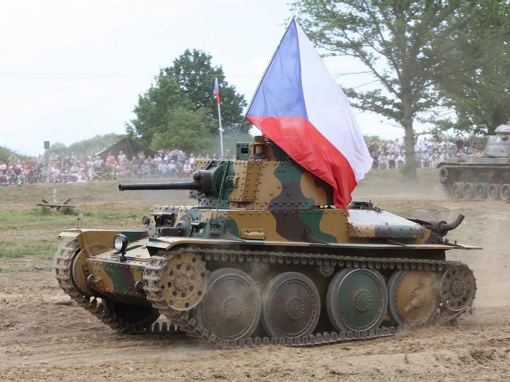 偏見で語る兵器bot on Twitter: "LTvz.38 なのだが、みんなドイツ軍名称の38(t)戦車としか呼んでくれない悲しみを背負ったチェコスロバキアの戦車。チェコは東欧諸国として ...