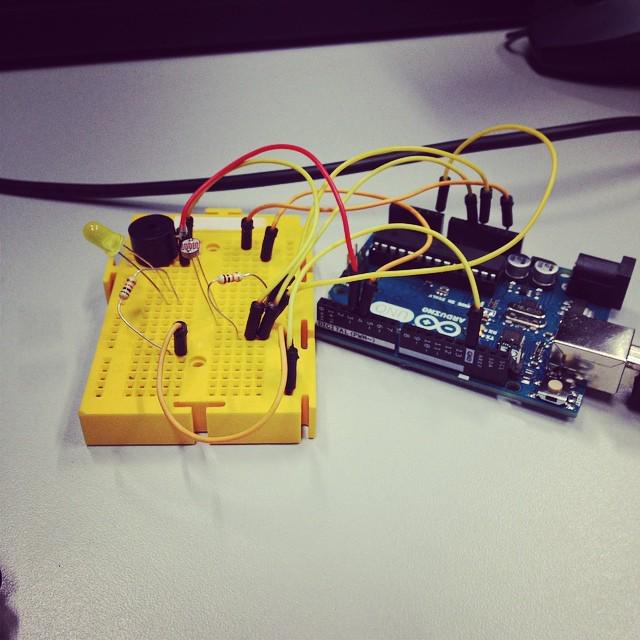 Insta-Arduino on Twitter: "http://t.co/BQ9WQOraYE - Ahora mismo en el taller de #arduino de # ...