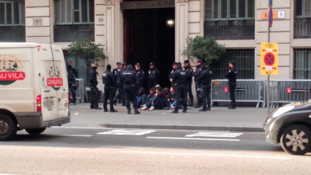 40 joves d'ARRAN seuen a la Prefectura de Policia de Via Laietana de Barcelona per denunciar la ...