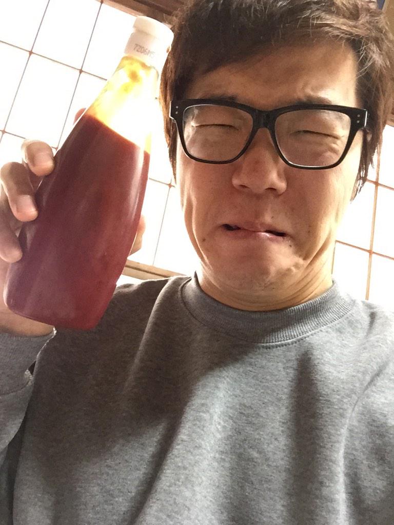 HIKAKIN😎ヒカキン 【YouTuber】 on Twitter: "ひさびさの母親の手料理でまさかの殺されそうになった…オムライスにかけて食べてしまった…母親は大丈夫だと言ってきます（笑 ...