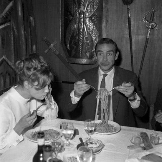 Sean Connery eating spaghetti in Rome, 1963 | History In Pictures ...