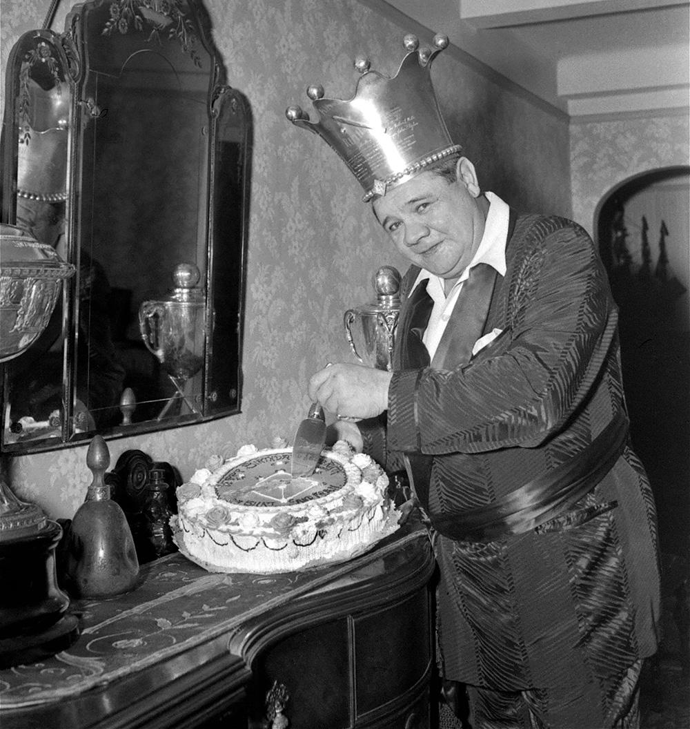 Yankees Babe Ruth: NY Yankees Babe Ruth w/ his "King of Swat" crown ...