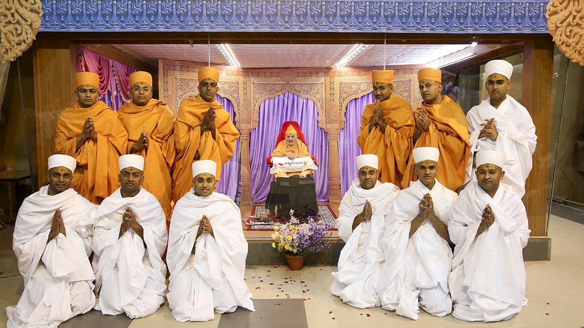 12 educated NRI youths initiate Sadhu life in Gujarat | DeshGujarat