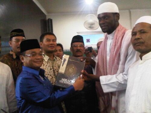 Bek Persib Abanda Herman Masuk Islam – Syaamil Quran