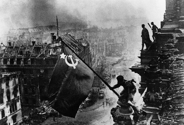 El 30 de abril de 1945, Egorov y Kantariya izaron la bandera roja de la victoria sobre el ...