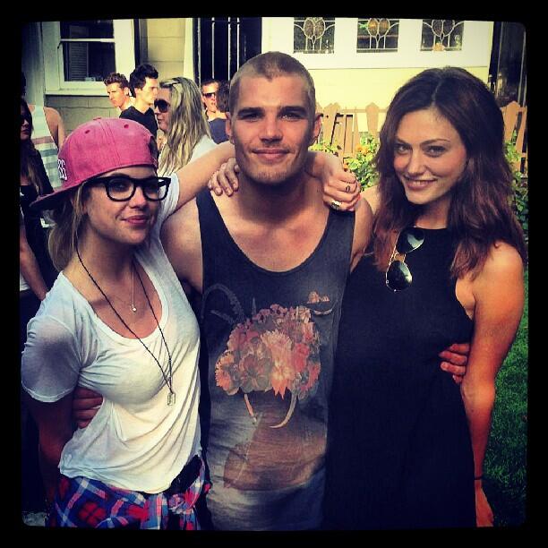 Phoebe Tonkin And Chris Zylka Gifs