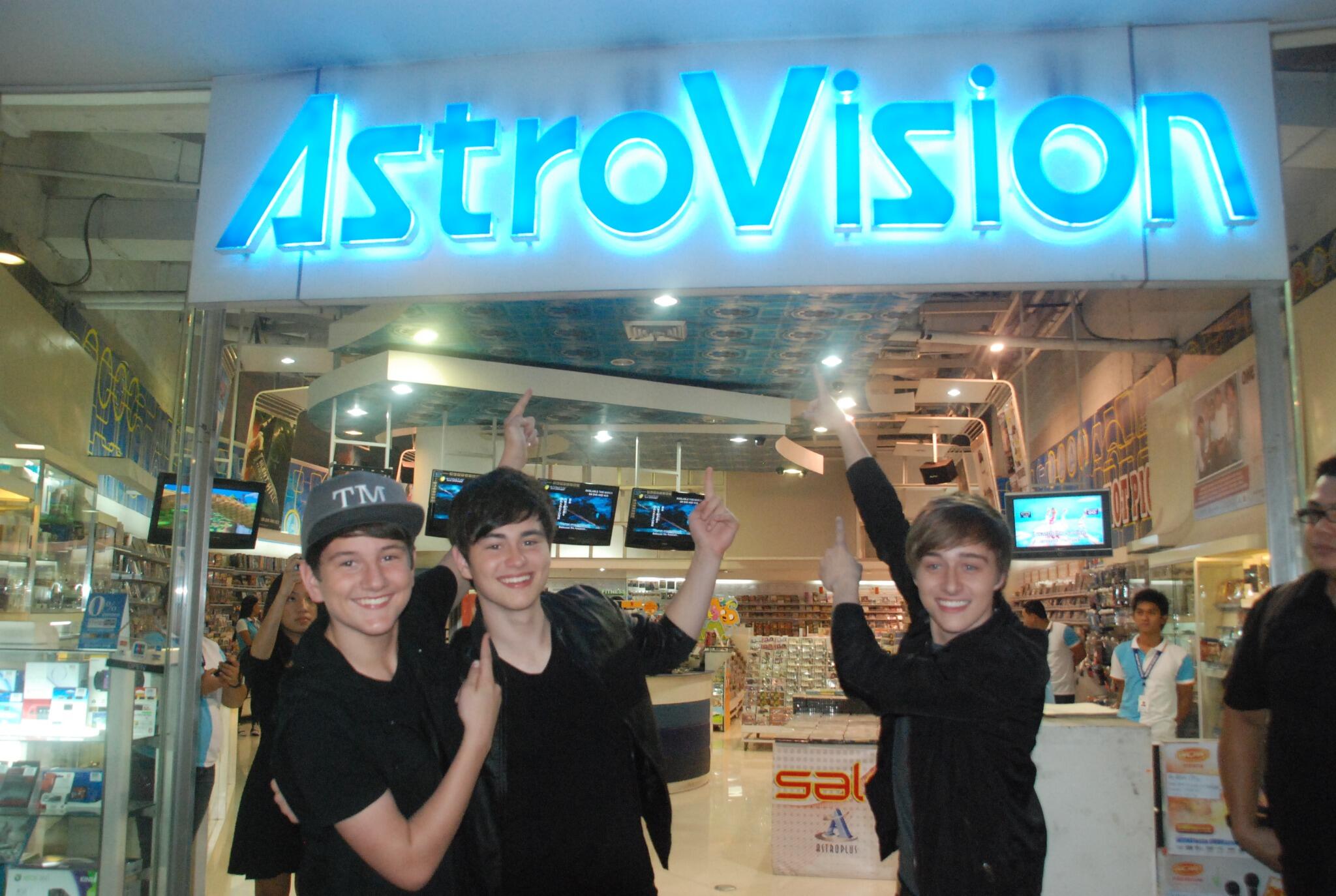 Astroplus on Twitter: "LOOK WHO DROPPED BY OUR ASTROVISION TRINOMA BRANCH??? IT'S @BeforeYouExit!!!