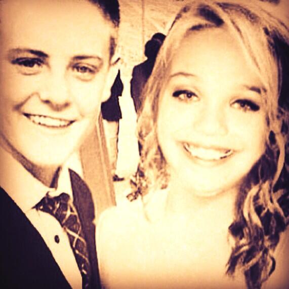 Josh Hyland E Maddie Ziegler