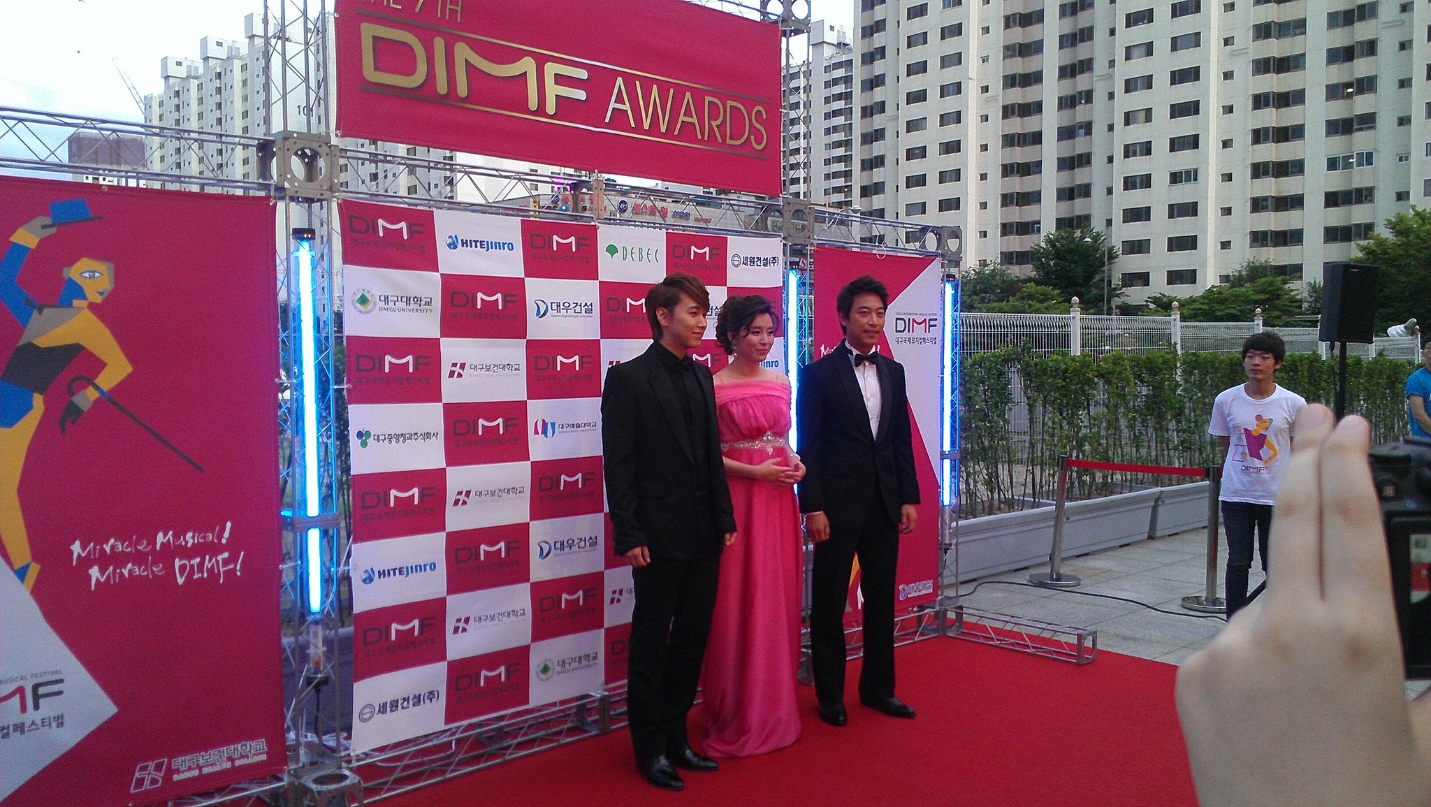 130708 DIMF Official Twitter Update – Sungmin with other MC – SpeciAll Sapphire Blue