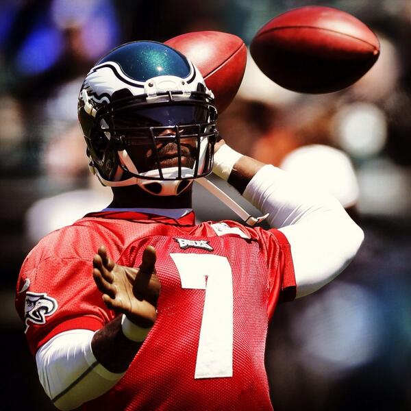 Vick so good he throws left and right handed at the same time : r/pics