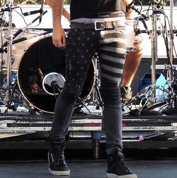 Alex Gaskarth Leg Thing Gif