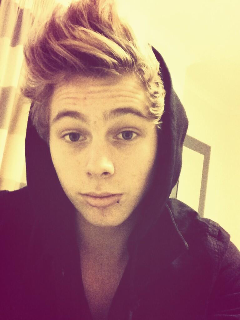 Luke Hemmings Dimples