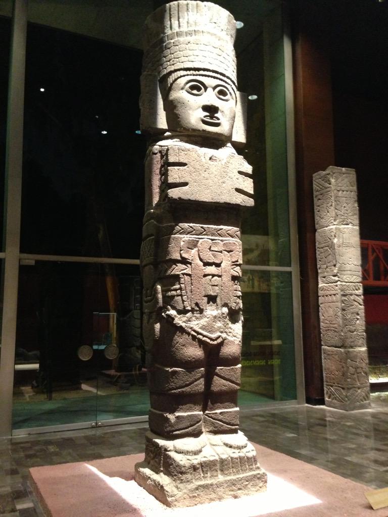Un gigante de Tula ubicado en la sala tolteca del museo nacional de ...