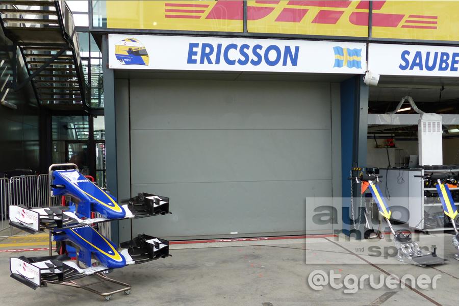 Van der Garde is doing his seat fitting behind the closed garage door ...
