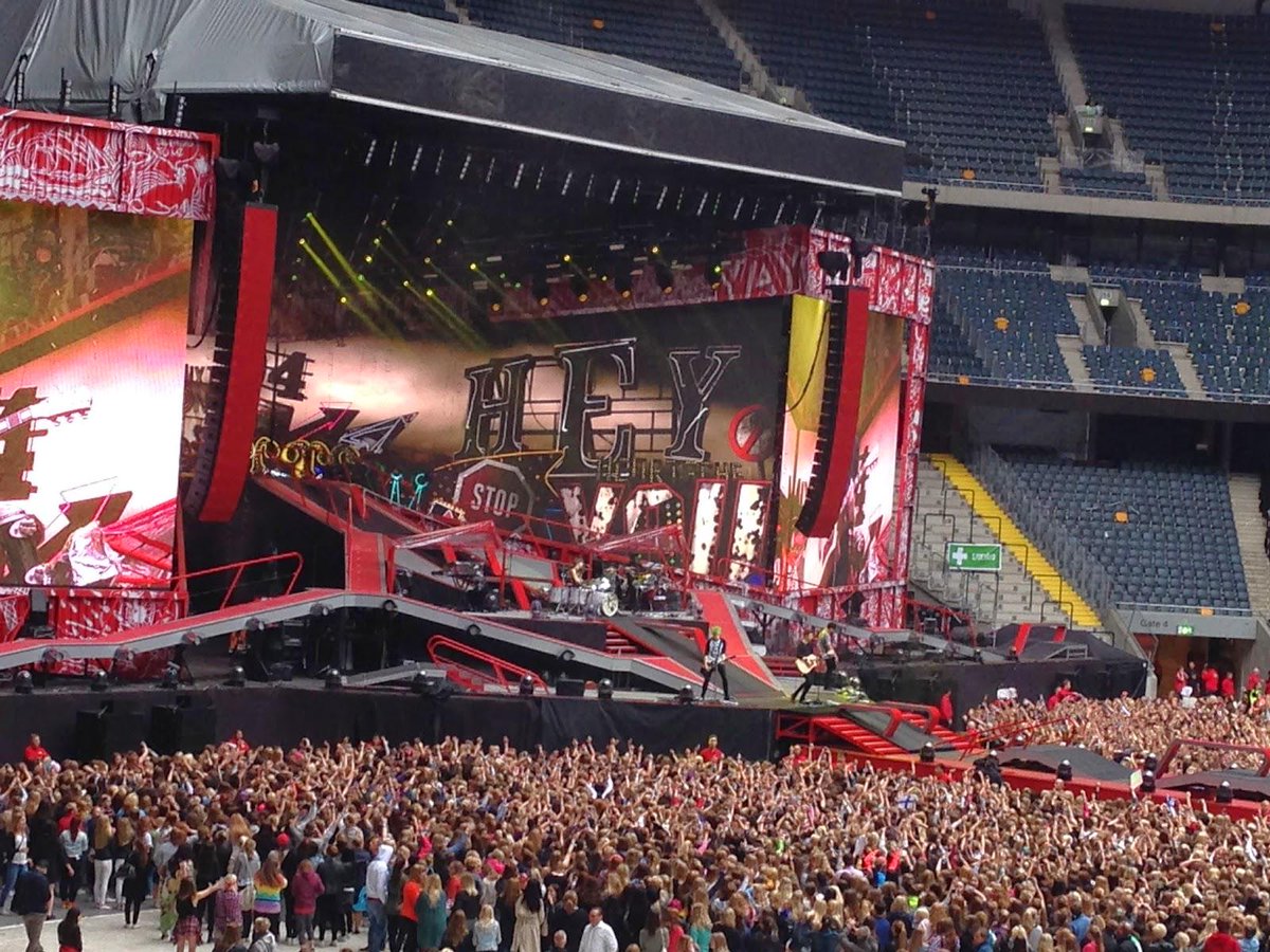 One Direction Wwa Concert Crowd