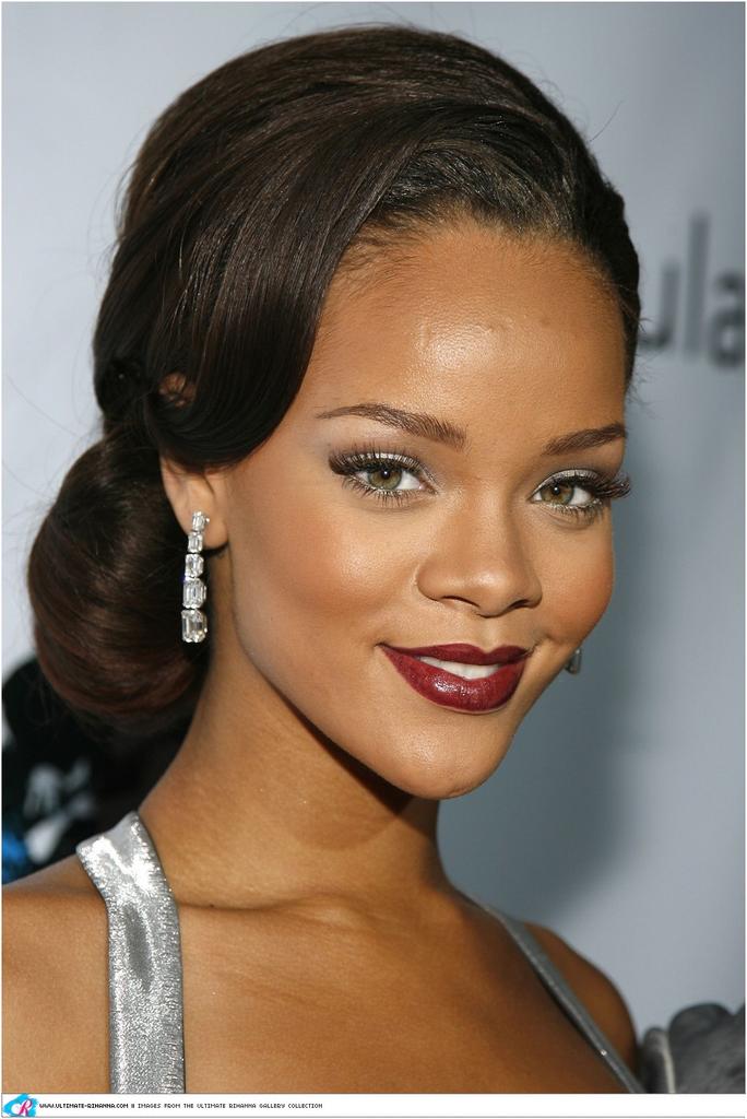 Rihanna Nose Job Celebrity Plastic Surgeon Reveals The Signs That