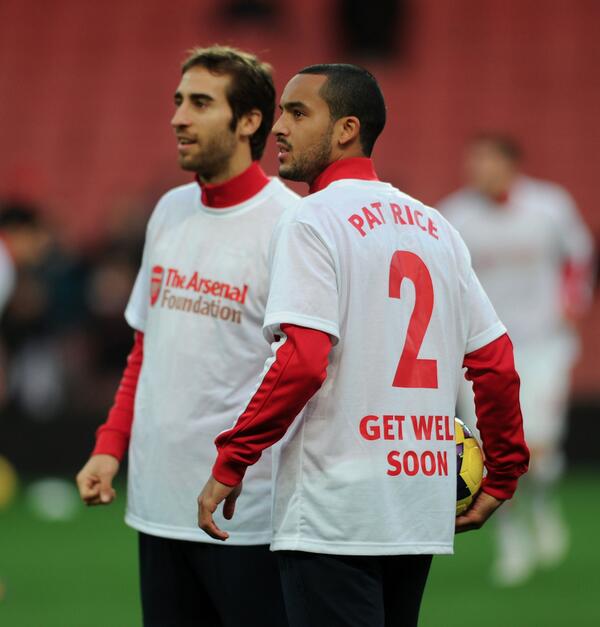The players are wearing shirts today for Pat Rice : r/Gunners