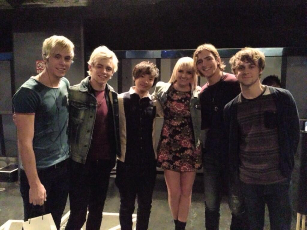 Austin & Ally Brasil: R5 performa em show acústico no Astrohall em ...