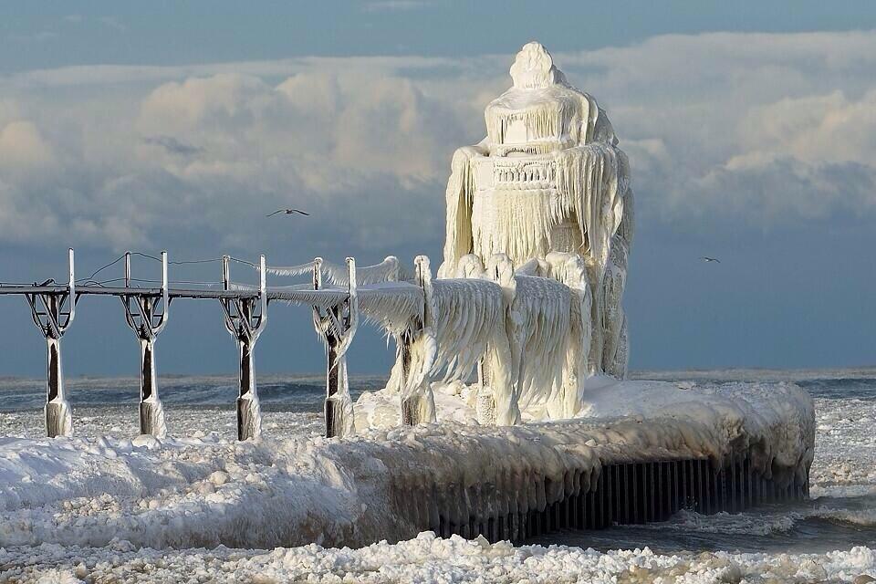 Stunning photo from Lake Michigan where winter gales coated St. Joseph ...