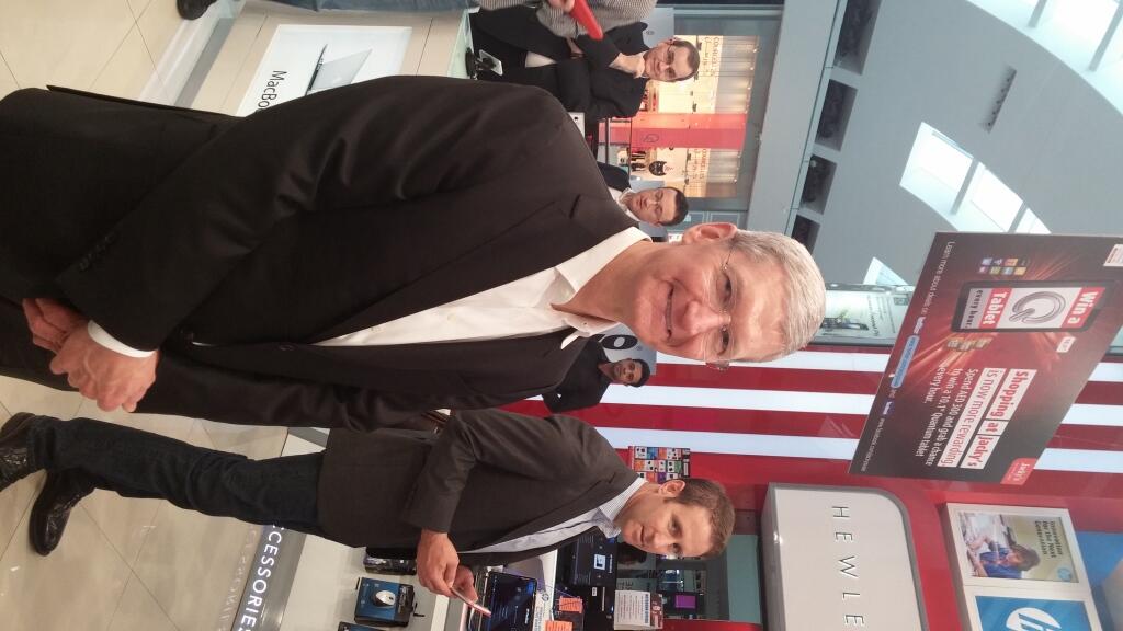 Jacky's Electronics on Twitter: "Mr. Tim Cook, CEO, Apple made a surprise visit to @jackysuae ...
