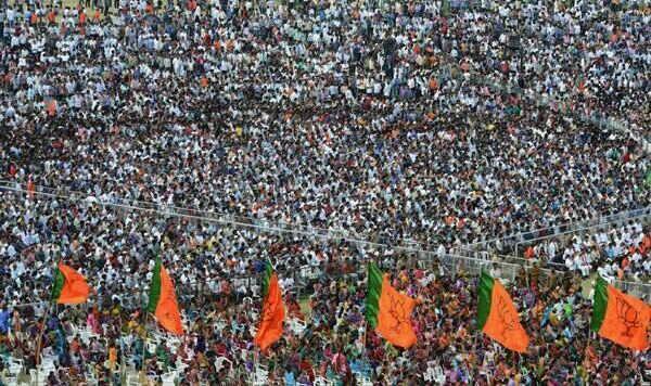 The Kolkata crowd at Modi’s rally(In pictures) | DeshGujarat
