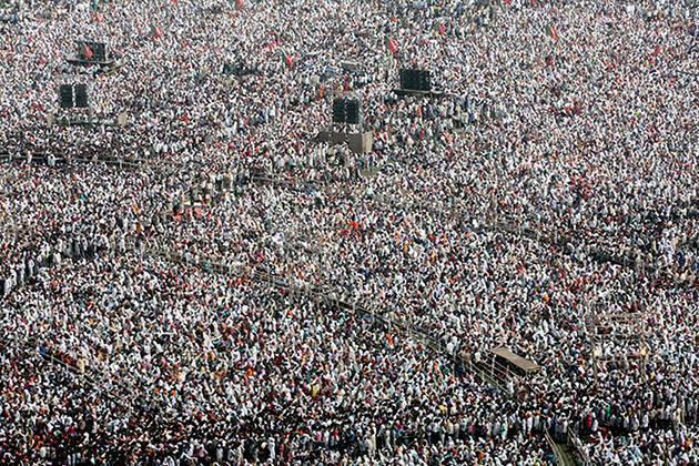 The Kolkata crowd at Modi’s rally(In pictures) | DeshGujarat