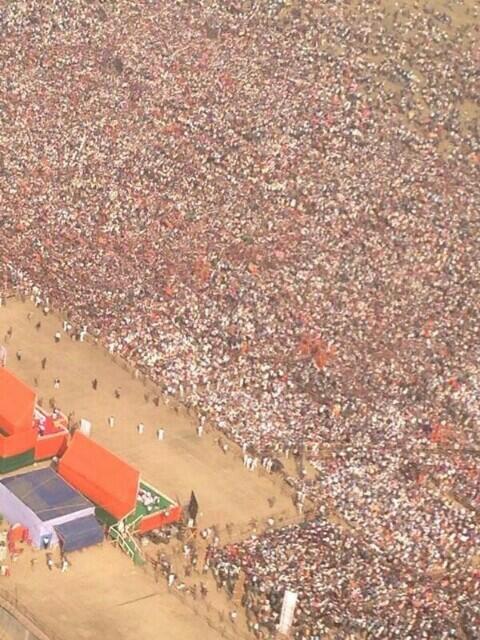 The Kolkata crowd at Modi’s rally(In pictures) | DeshGujarat