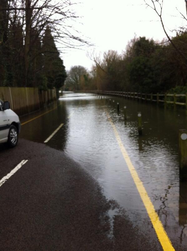 Shepperton roads submerged in flood waters | London - ITV News
