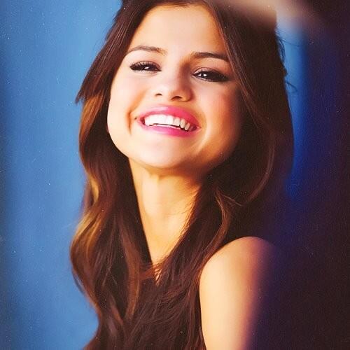 Selena Gomez Teeth Yellow 1298