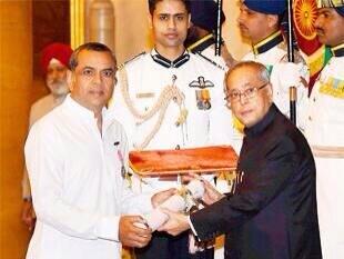 Paresh Rawal, Mathur Savani presented Padma awards | DeshGujarat