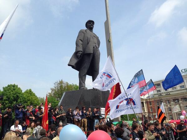 Donetsk: Pro-Russians gather near Lenin statue - ITV News
