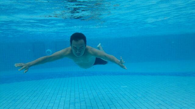 andhy on Twitter: "Belajar berenang http://t.co/bKuXo0vyc7"