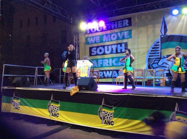 Chomee Pictures On Stage